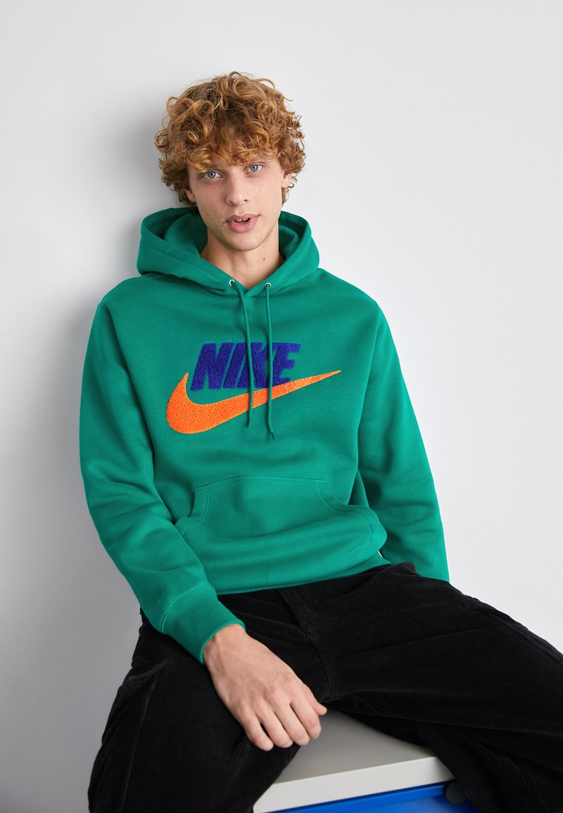 Nike Sportswear CLUB - Hanorac - malachite/deep royal blue/safety ...