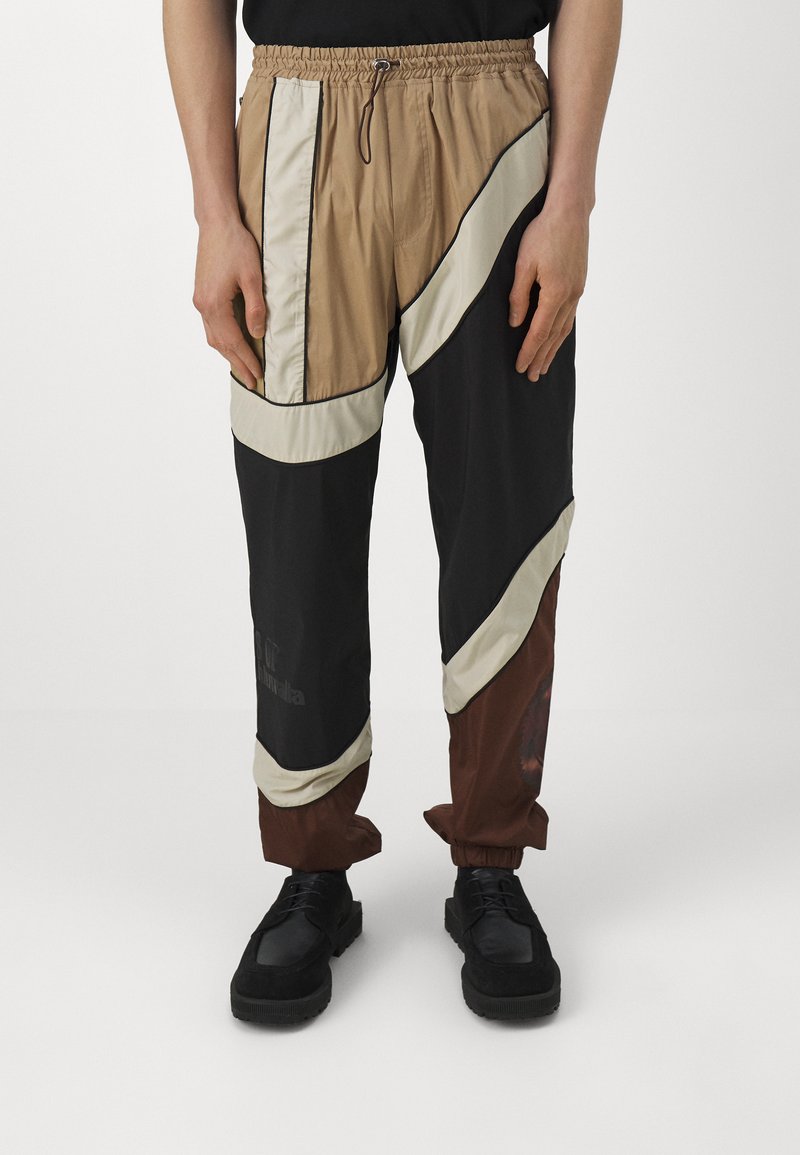 Ahluwalia ABUJA TRACK PANT UNISEX - Träningsbyxor - camel/flerfärgad ...
