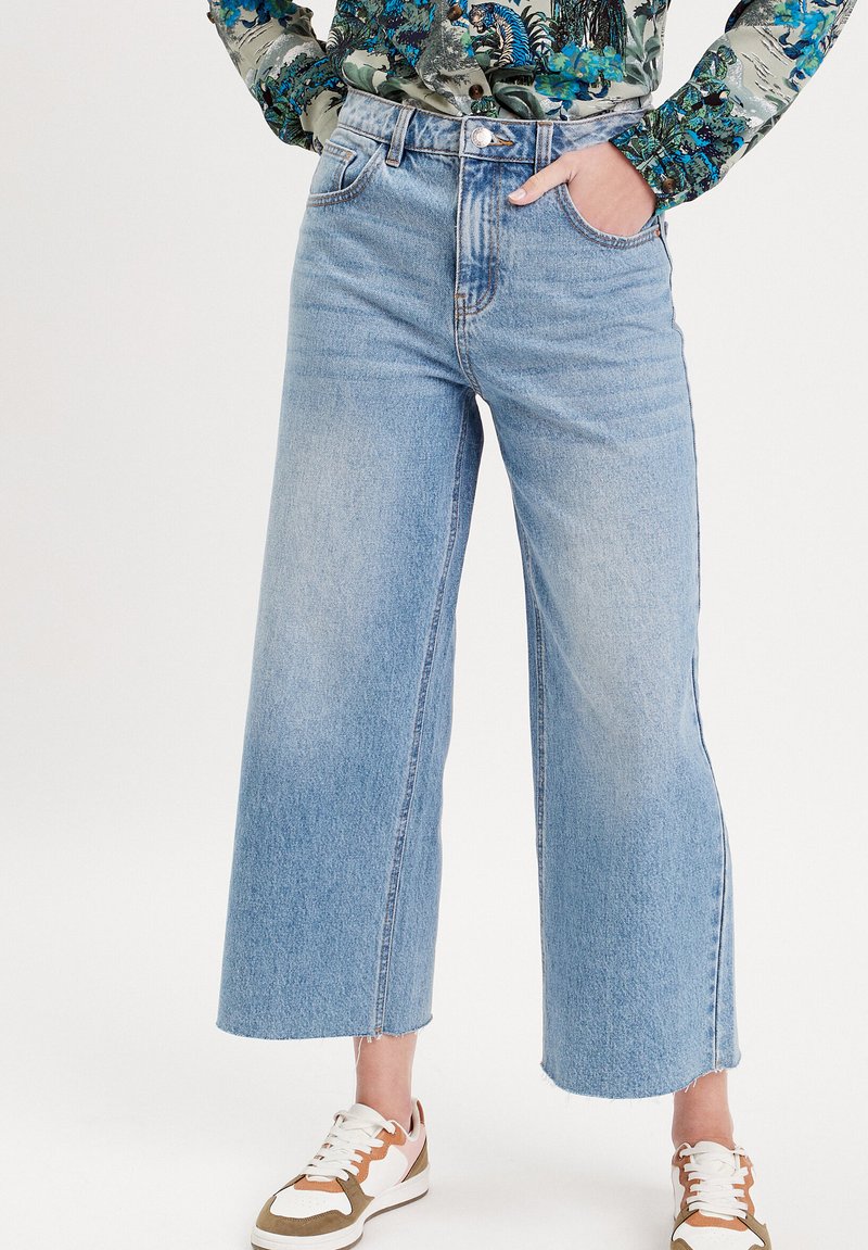 Cache Cache WIDE LEG 7/8 - Wide leg - denim bleach/gekleurd denim ...