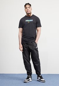Nike Sportswear TEE SPRING BREAK - T-Shirt print - black/schwarz ...