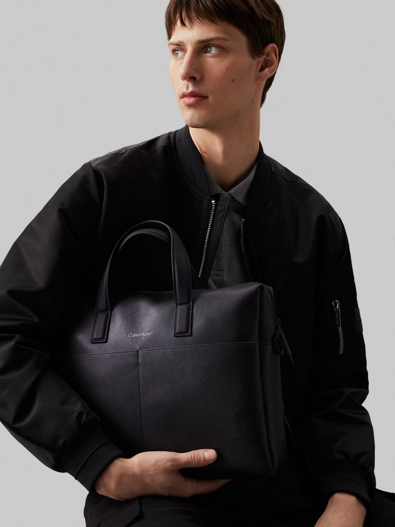 Calvin Klein MUST LAPTOP BAG UNISEX - Sülearvutikott - black/must ...