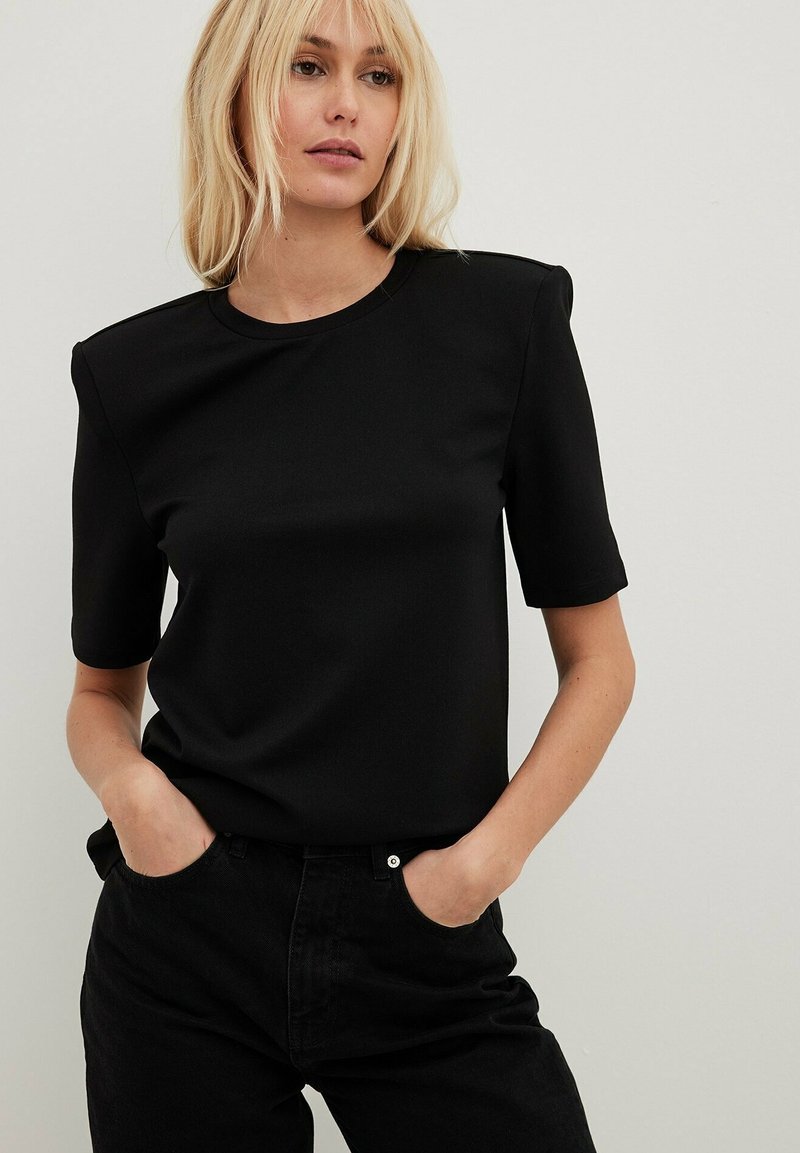 NA-KD MIT SCHULTERPOLSTERN - T-shirt basic - black/zwart - Zalando.be