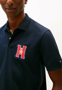 Tommy Hilfiger REGULAR FIT APPLIQUÉ HONEYCOMB - Polo - navy blue/blu ...