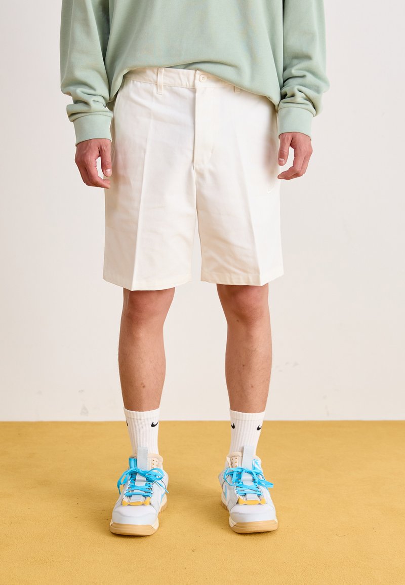 Nike Sportswear CLUB - Shorts - sail/off-white - Zalando