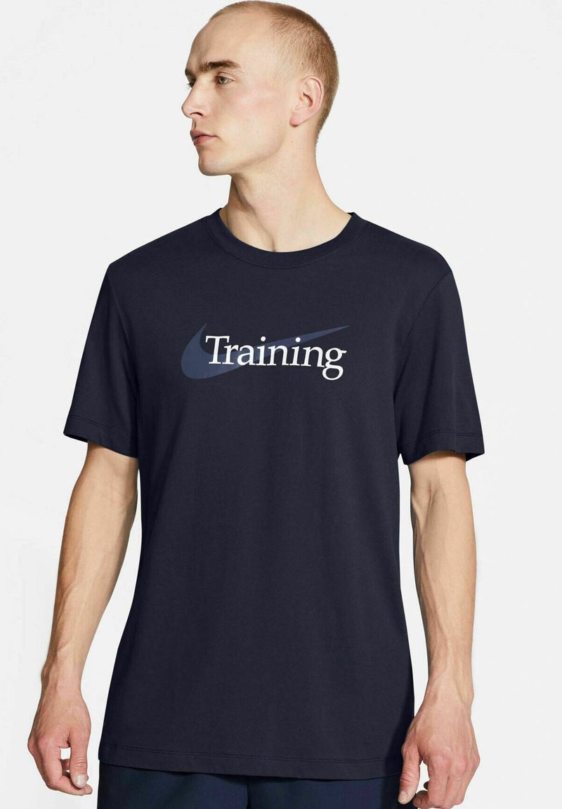 Nike Performance TEE TRAINING - Print T-shirt - dunkelblau/silver ...