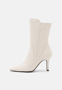 Marco Tozzi Saapad - cream/valkjas - Zalando.ee