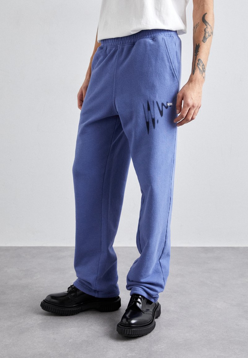 Wood Wood RICHARD SHADOW - Tracksuit bottoms - silver blue/blue ...