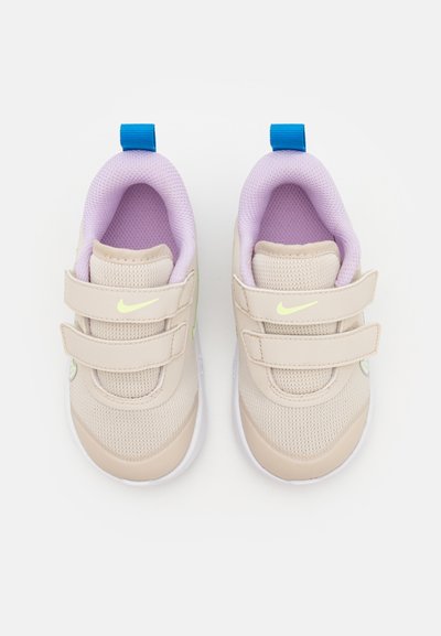 Nike Performance OMNI MULTI COURT UNISEX - Scarpe da corsa su strada ...