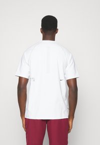 Nike Performance M NK DFADV AXIS SS - Sport T-Shirt - white light/smoke ...