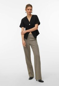 Vero Moda VMZAMIRA BESTIE STRAIGHT - Pantalones - moon rock/beige ...