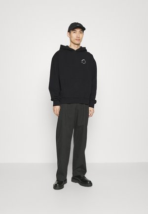 Abercrombie & Fitch ESSENTIAL POPOVER HOODIE - Sweater - BLACK/zwart ...