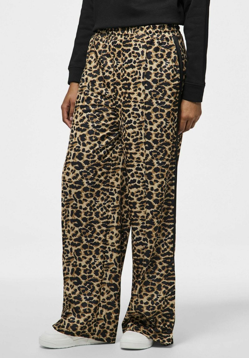 Pieces TRAINING GRACE - Tracksuit bottoms - black - Zalando