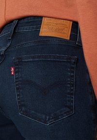 Levi's® HIGH RISE - Jeans bootcut - blue wave rinse/nero denim - Zalando.it