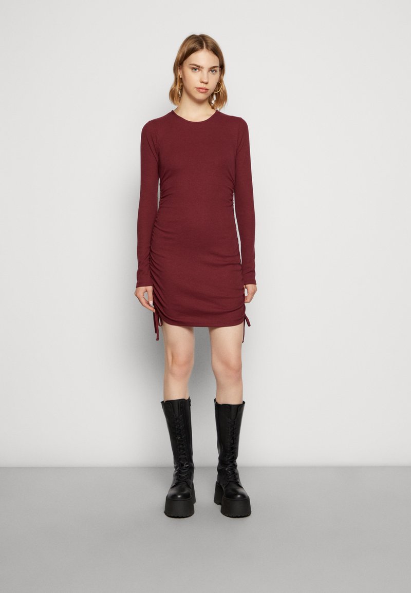 Hollister Co. CREW SIDE CINCH DRESS - Vestido de punto - zinfandel/rojo ...