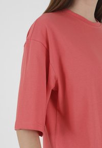 Modanisa BENIN - T-Shirt basic - coral/koralle - Zalando.de
