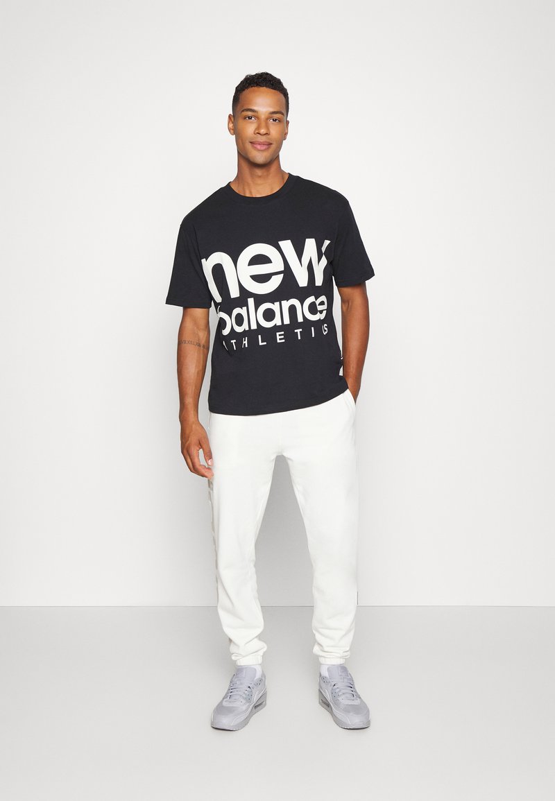 New Balance ATHLETICS OUT OF BOUNDS TEE UNISEX - T-shirt con stampa ...