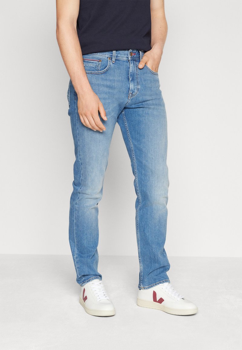 Tommy Hilfiger REGULAR MERCER - Jeans Straight Leg - boston indigo ...