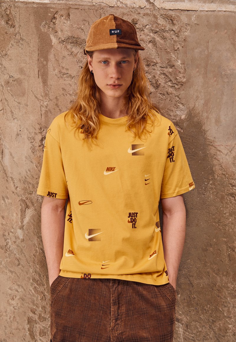 Nike Sportswear TEE - T-Shirt print - wheat gold/gelb - Zalando.de