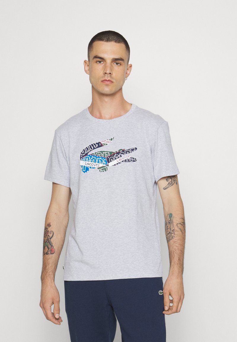 Lacoste Sport BIG LOGO MULTICOLORED - Camiseta deportiva - silver chine ...