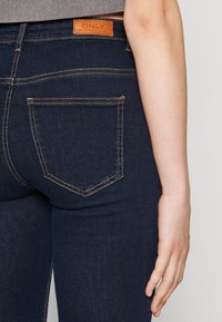 ONLY ONLPAOLA POCKET - Flared Jeans - dark blue denim/donkerblauw - Zalando.nl