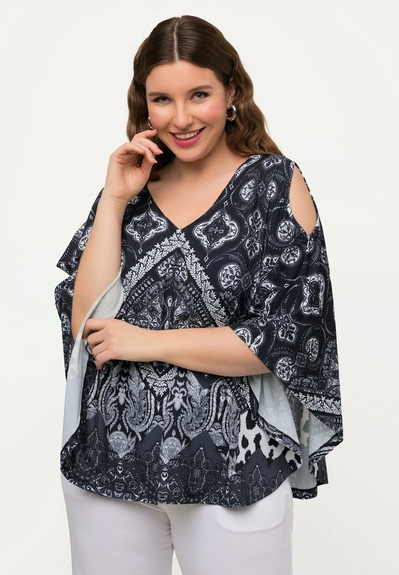 Ulla Popken PATCH PRINT COLD SHOULDER DRAPED - Camiseta estampada ...