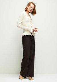 adL RUFFLED - Vest - vanilla/crème - Zalando.nl