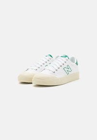 New Balance B100 UNISEX - Sneaker low - off white/green/grün - Zalando.de