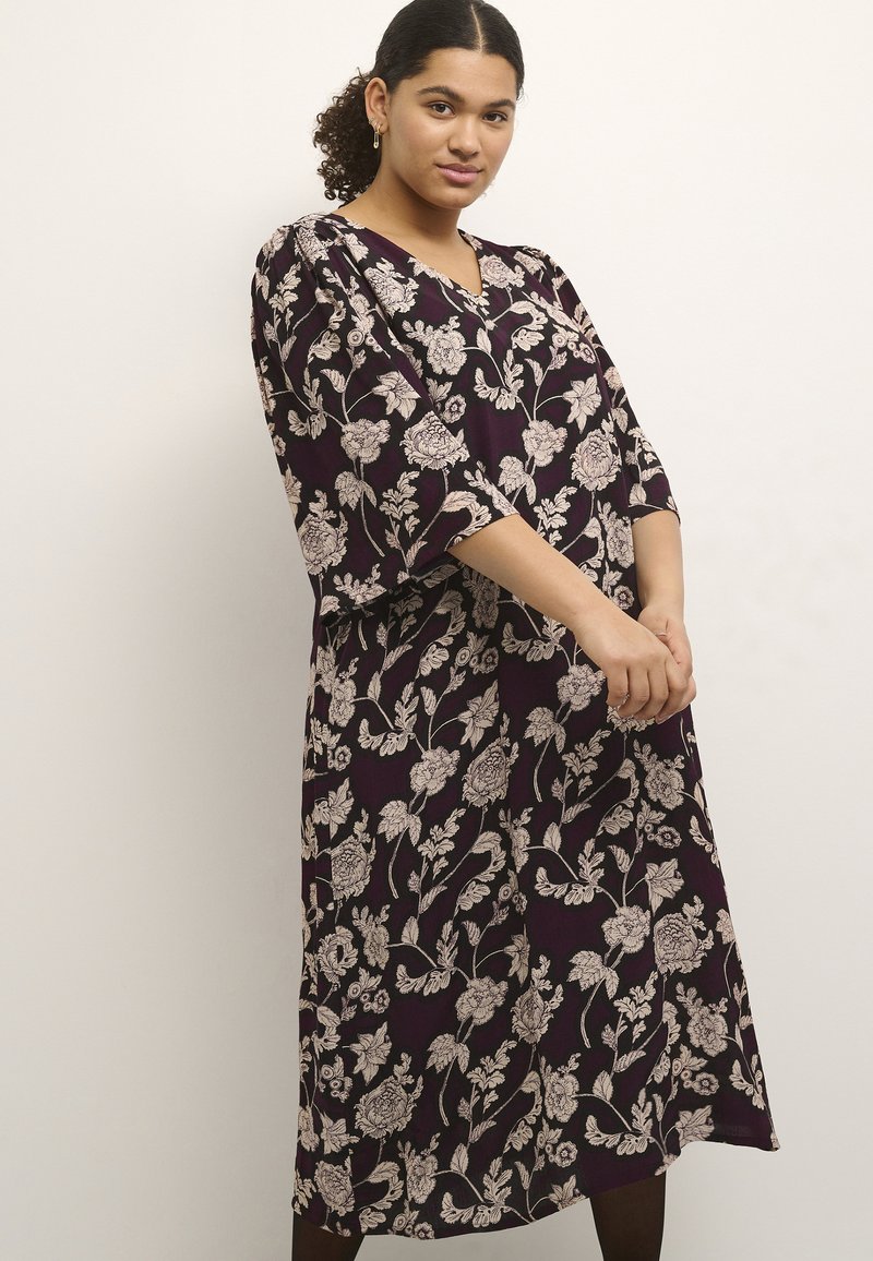 Kaffe Curve ZARILLA - Freizeitkleid - winetasting sand flower/bordeaux ...