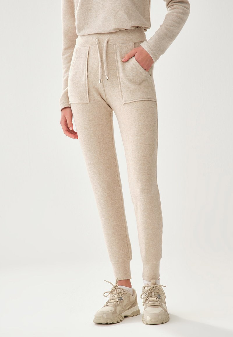 DAGI Tracksuit bottoms - beige - Zalando.de