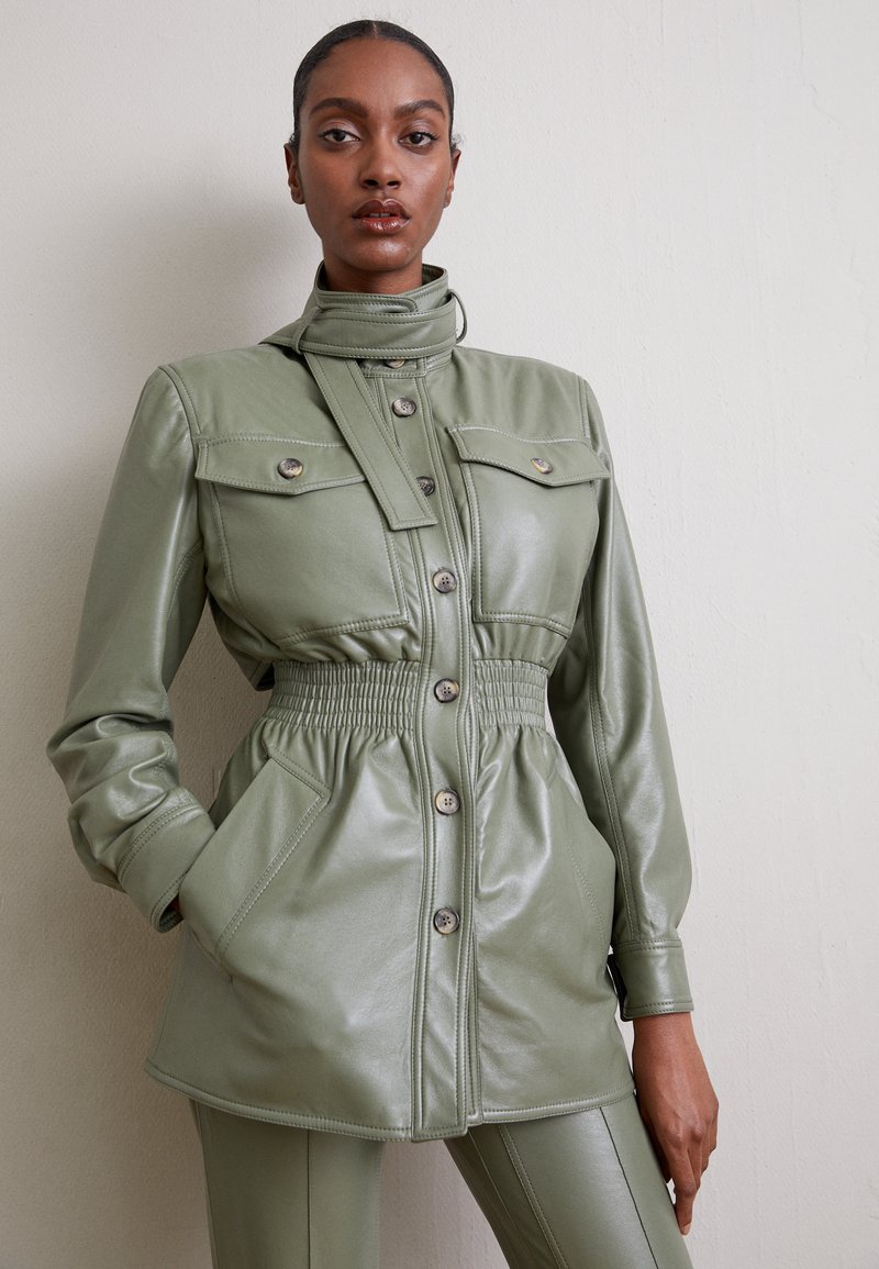 Materiel UTILITARIAN RUCHED WAIST JACKET - Short coat - olive - Zalando.ie