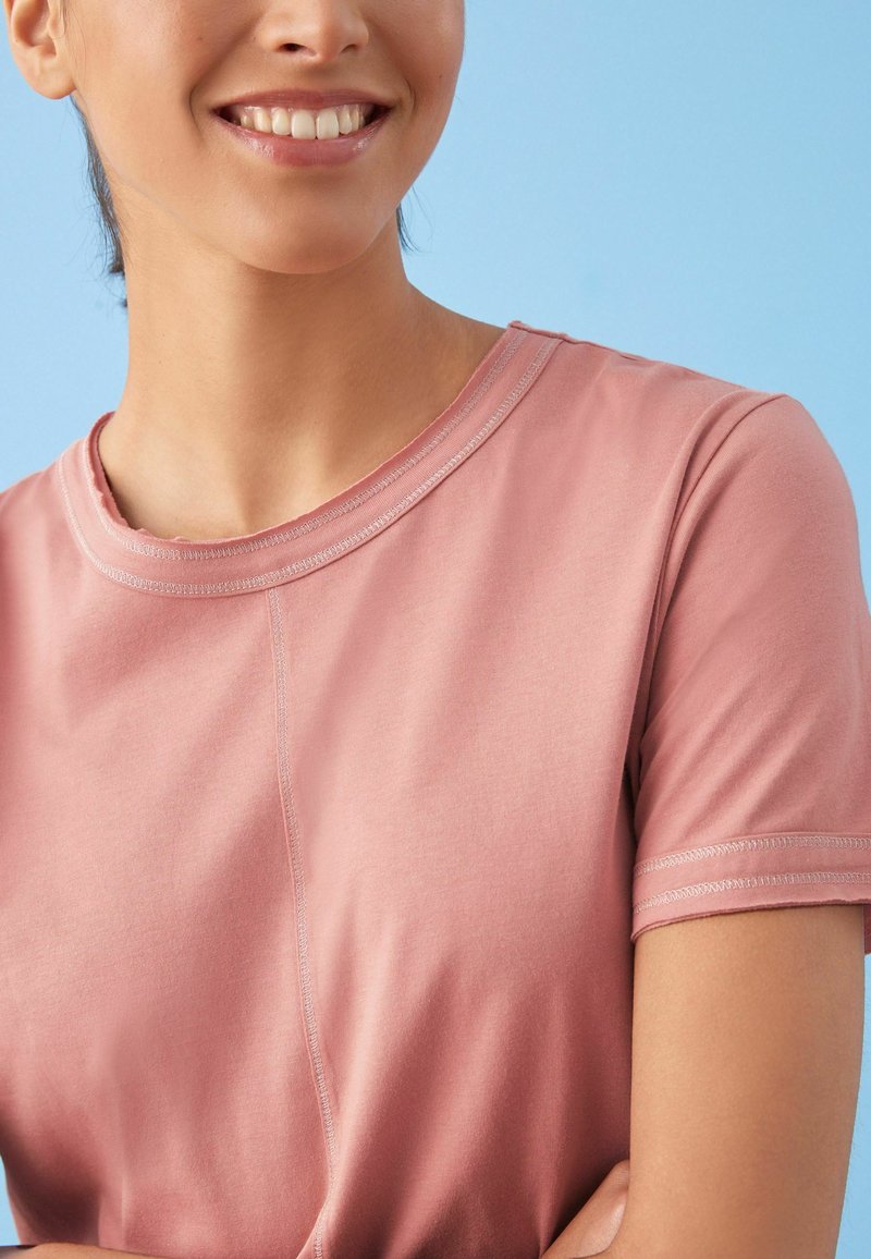 Next RAW EDGE CREW NECK SHORT SLEEVE T-SHIRT - Basic póló - blush pink sparkle stitch/rózsaszín ...