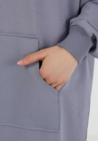 Modanisa KANGAROO POCKET HOODED LONG REFKA BASIC - Sweater - lilac/lila ...