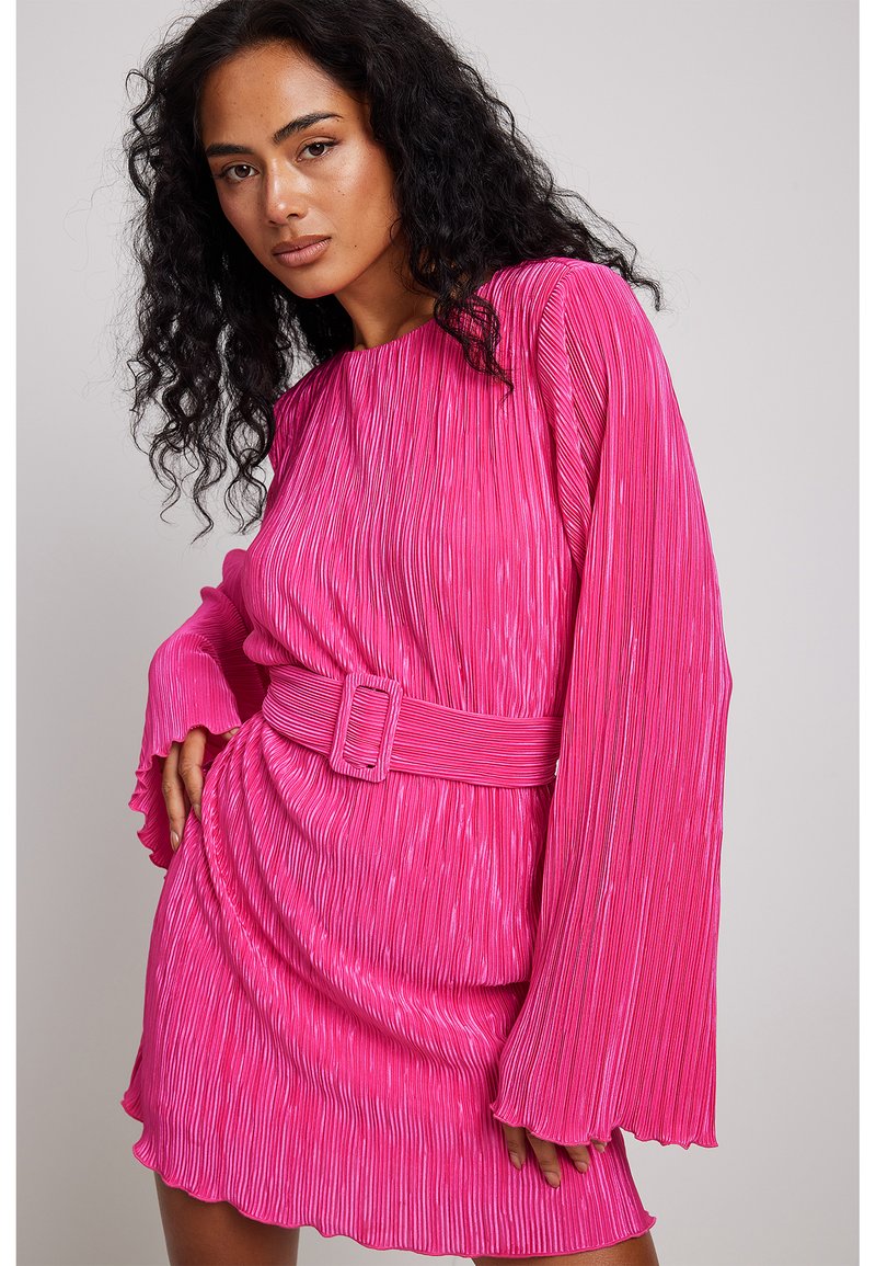 NA-KD PLEATED DETAIL BELTED MINI DRESS - Cocktailkleid/festliches Kleid ...