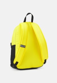 Puma BVB FANWEAR BACKPACK UNISEX - Ryggsäck - black/cyber yellow/svart ...