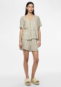 Pieces ALVINA - Shorts - laurel oak/grau - Zalando.de