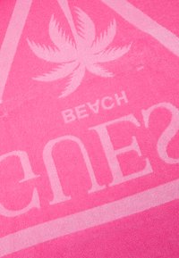 Guess TOWEL BEACH TRIANGLE - Strandtuch - poster pink/pink - Zalando.ch