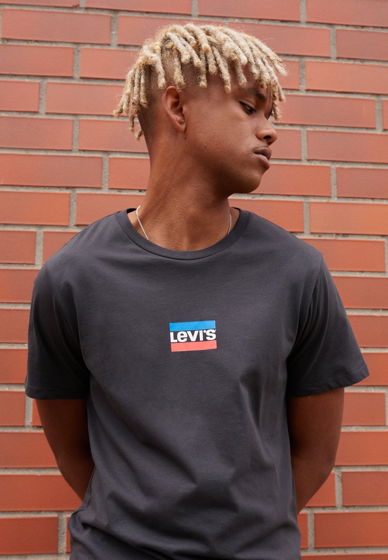Levi's® GRAPHIC CREWNECK TEE - T-Shirt print - pirate black/schwarz ...