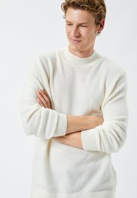 Koton BASIC WEAR HALF TURTLENECK - Jersey de punto - off-white/blanco ...
