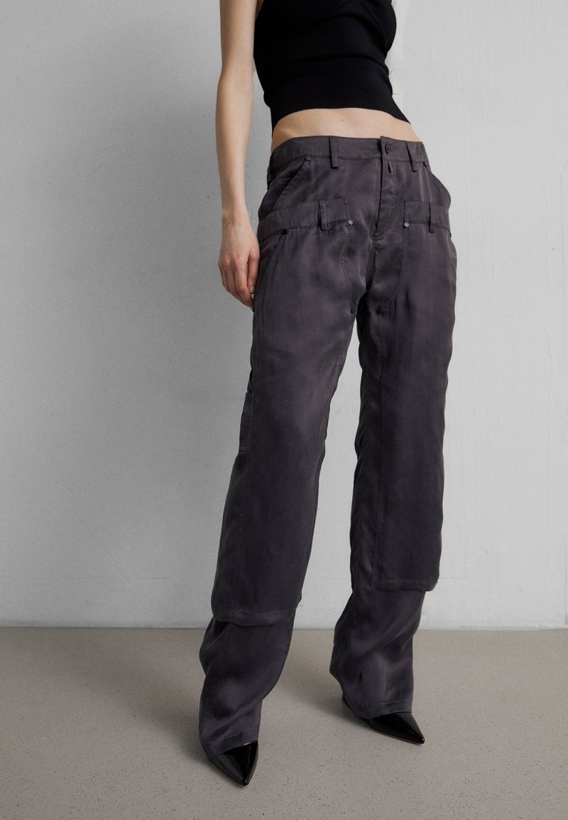 032c DOUBLE SHIFT UTILITY TROUSER - Stoffhose - dark plum/lila - Zalando.ch