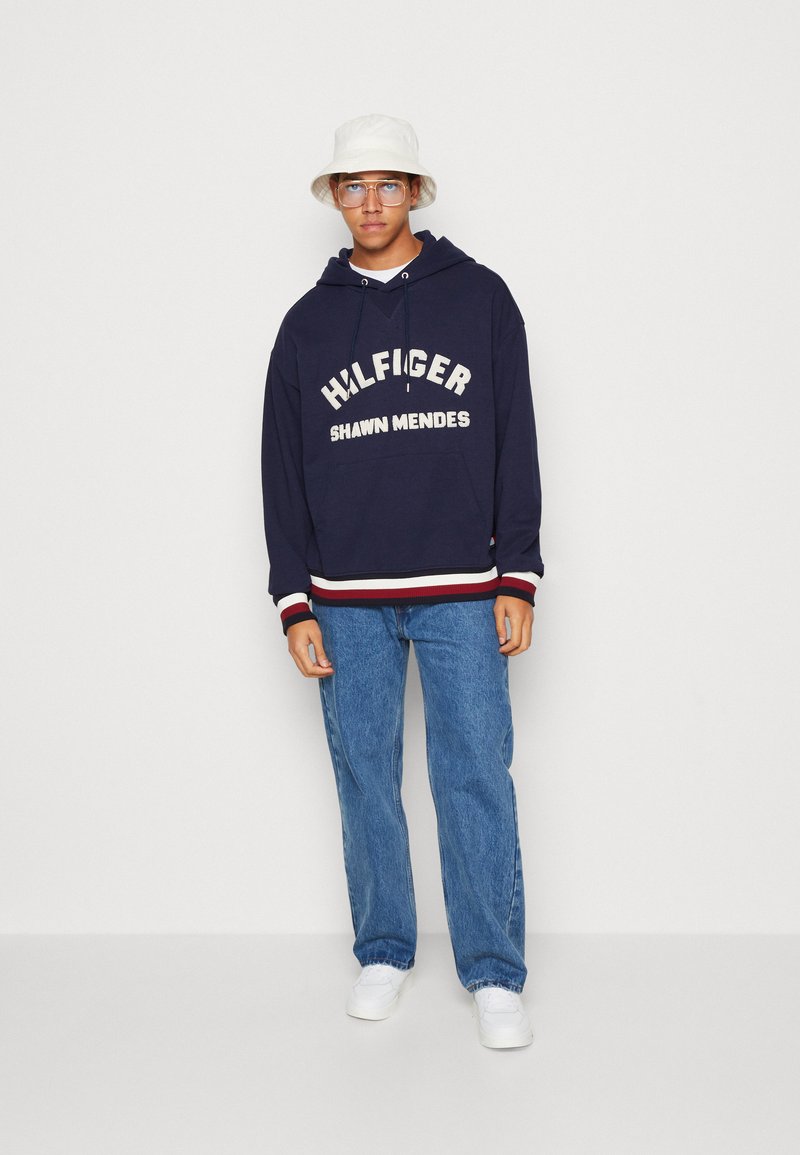 Tommy Hilfiger TOMMY HILFIGER X SHAWN MENDES HOODIE UNISEX - Jersey con capucha - carbon navy ...
