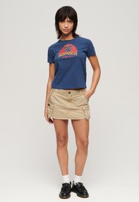 Superdry X KOMODO GANESH - T-shirt print - supermarine navy/blauw ...