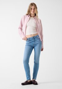 Guess Jeans HIGH-RISE - Karcsúsított farmerek - hellblau/világoskék ...