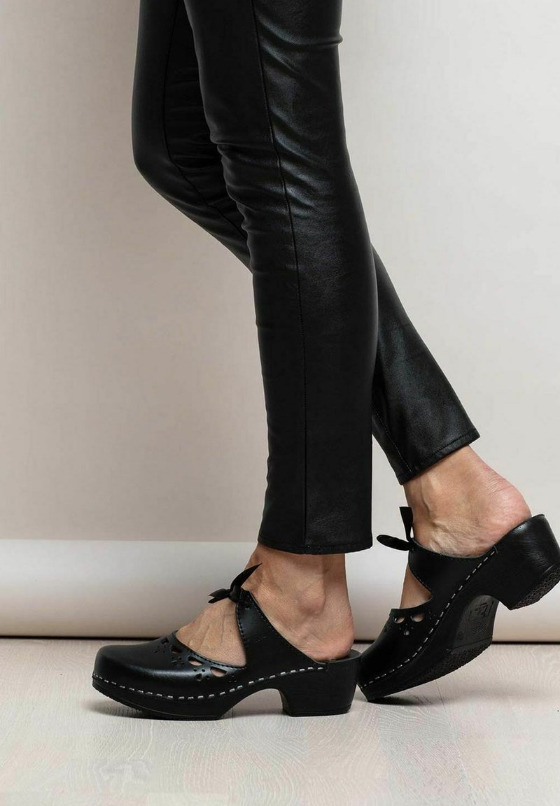 Calou Stockholm KNYTA - Clogs - black/svart - Zalando.se