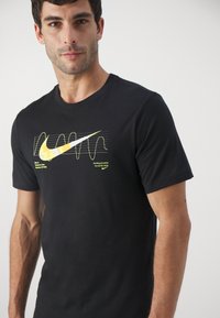 Nike Performance TEE RUN - Sports T-shirt - black - Zalando.co.uk