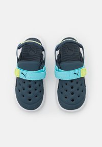 Puma EVOLVE UNISEX - Trekkingsandale - dark night/hero blue/weiß ...