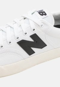 New Balance BB100CVA UNISEX - Matalavartiset tennarit - white/valkoinen ...