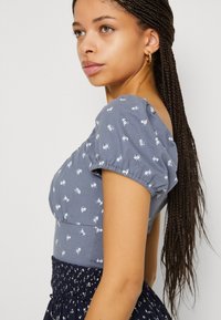 Hollister Co. RUCHED BUST - Camiseta estampada - grisaille/white ditsy ...