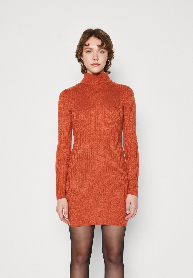 JDY JDYNOVALEE ROLL NECK DRESS - Egyenes szabású ruha - burnt brick ...