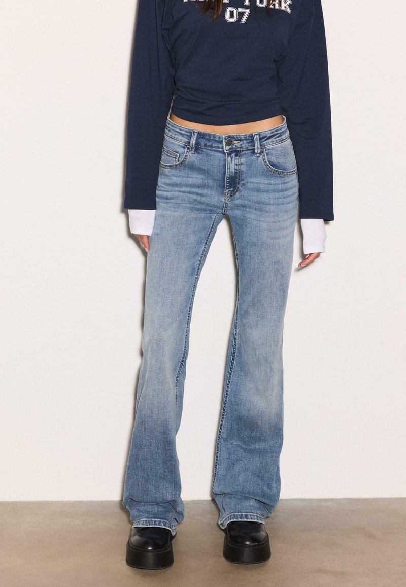 Stradivarius LOW-RISE BELL BOTTOM - Jeans Bootcut - stone blue denim ...