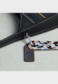 Coach COACHTOPIA - UPCRAFTED ZIPPER ERGO UNISEX - Kabelka - black multi ...